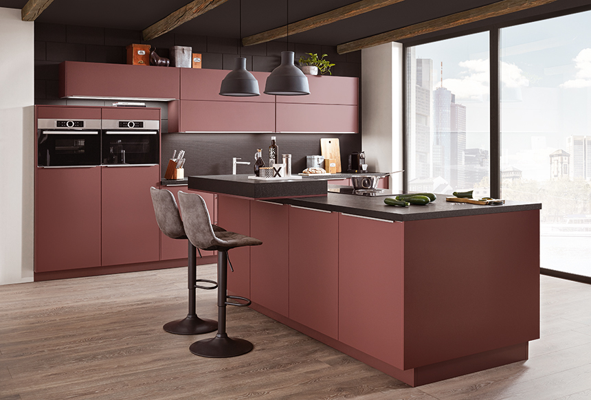 Moderne Inselküche in Rostrot | Marquardt Küchen