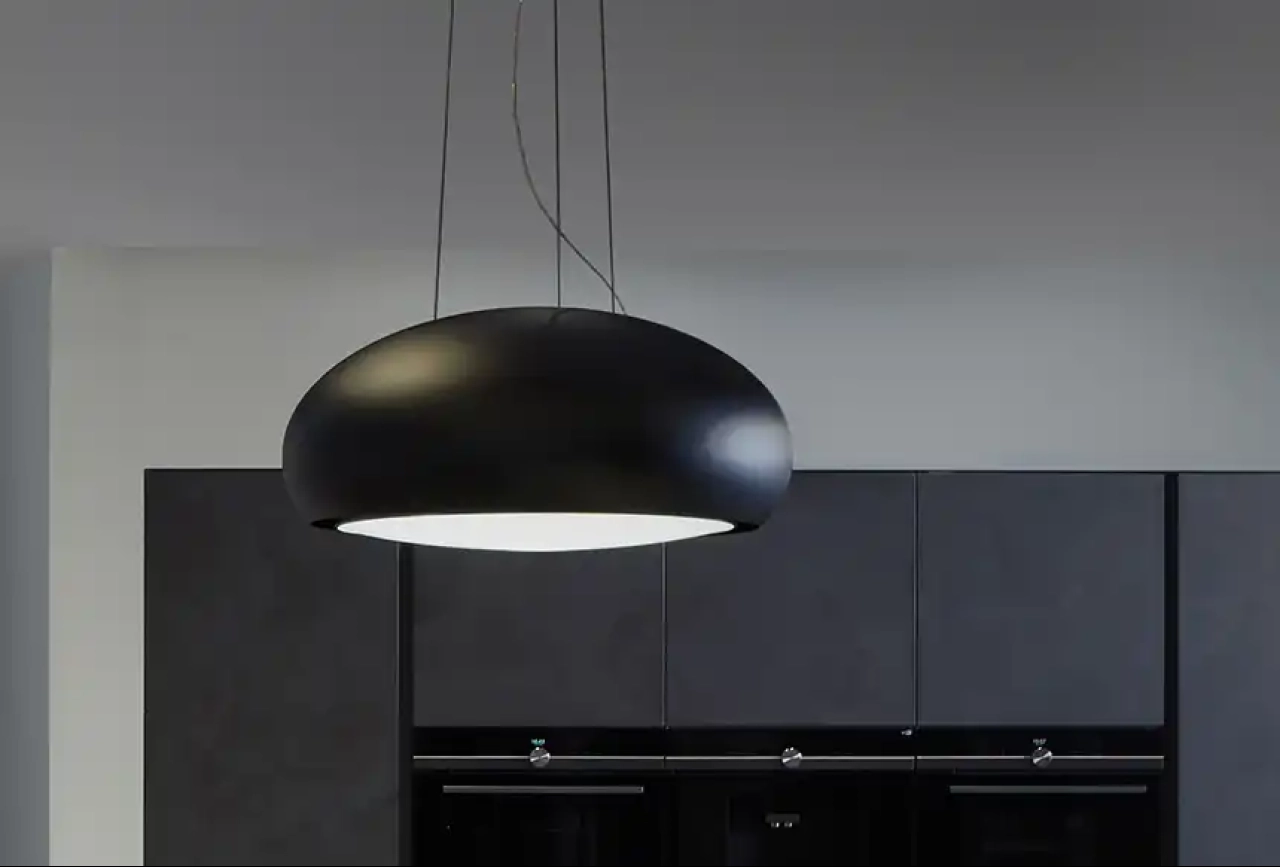 Dunkle Küche mit Stil, raffinierter Technik und hochwertigen Materialien