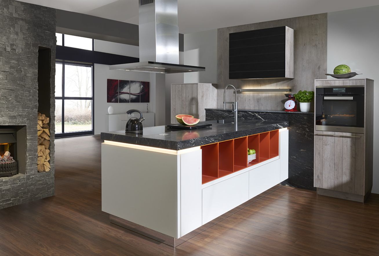 Moderne Inselküche in Rostrot | Marquardt Küchen